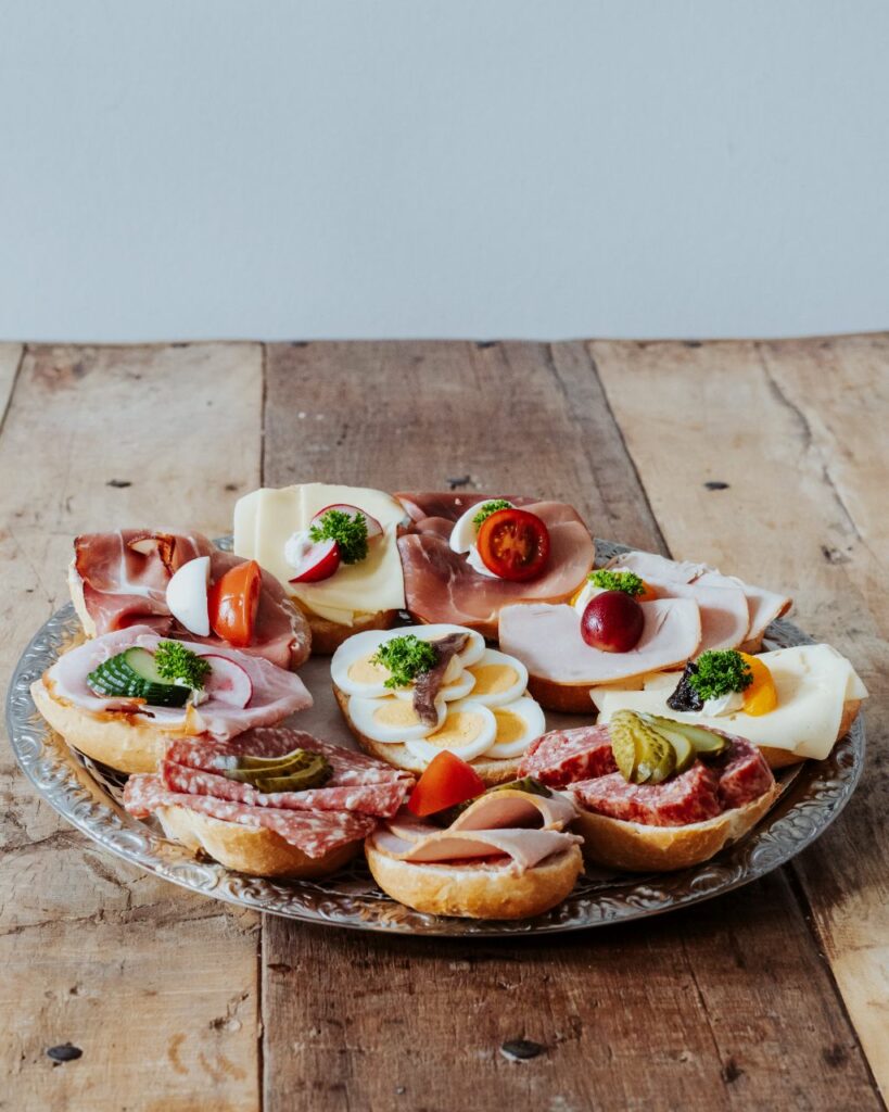 10 halbe belegte Brötchen, sortiert - Hefter Partyservice